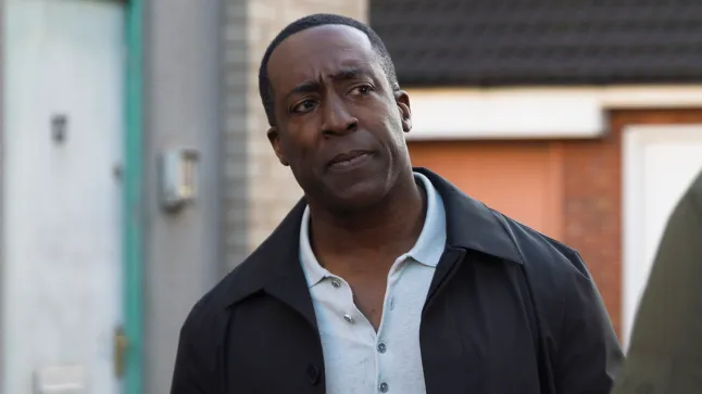 Furious Ronnie takes revenge against new enemy in Coronation Street ...