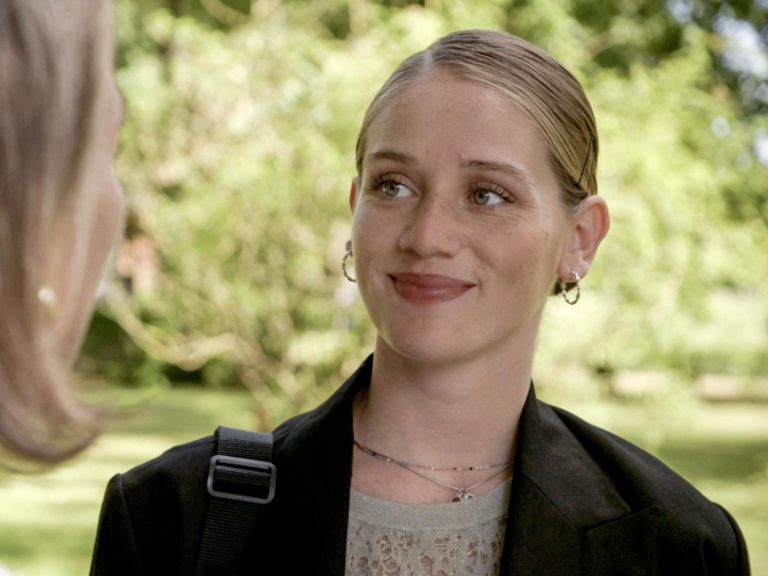 „Rote Rosen“ in der ARD: Bella gerät zwischen die Fronten – Corrie News