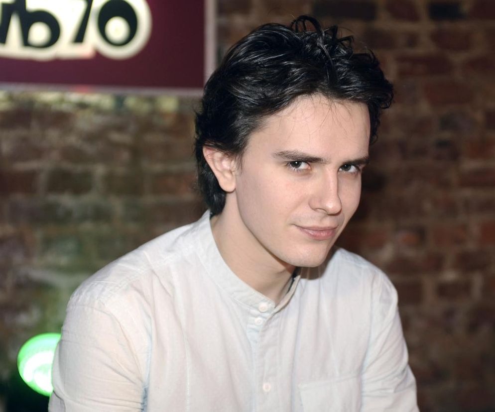 Zasłynął dzięki roli Patryka w “Pierwszej miłości”. Nagle porzucił aktorstwo i wyjechał z Polski ...