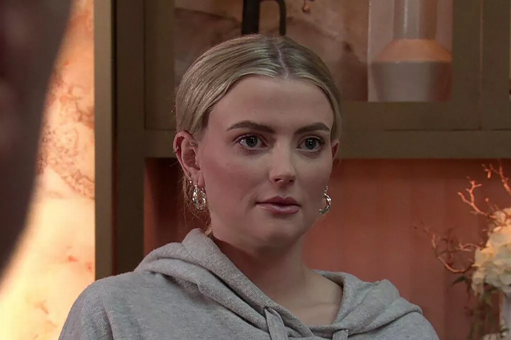 Coronation Street star in tears as she addresses huge life change ...